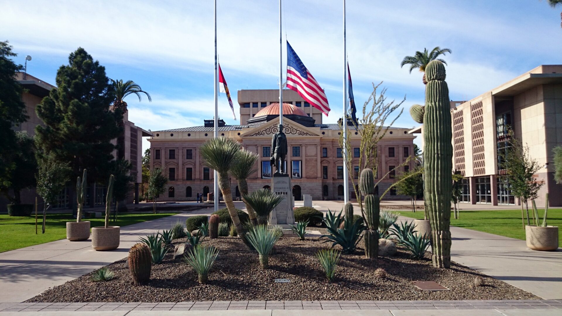 War memorial and Arizona capitol building : Phoenix | Visions of Travel